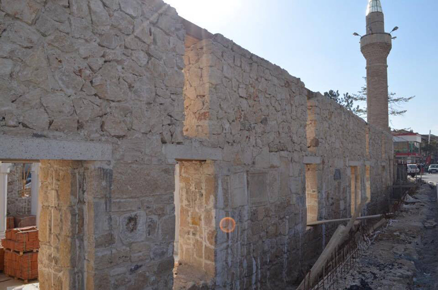 Camiye haç işareti olan taş koydular